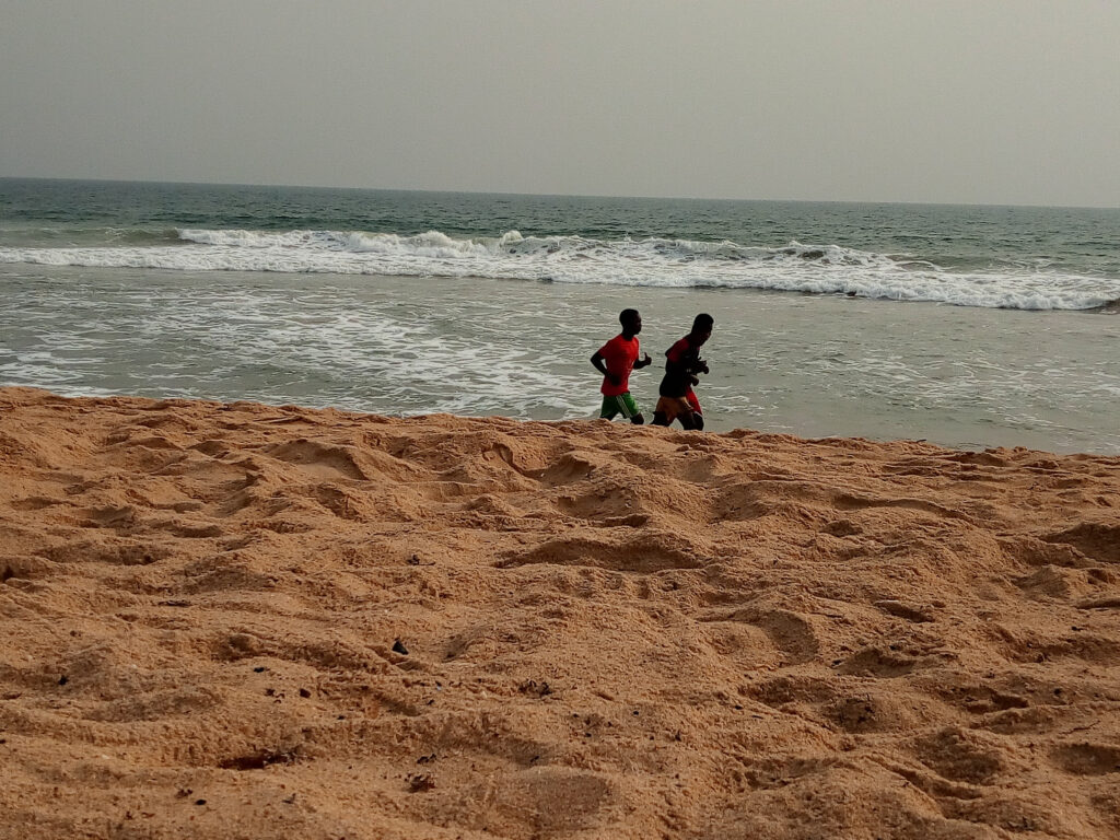 Pollution et incivisme sur les zones côtières à Cotonou : Plage de ...