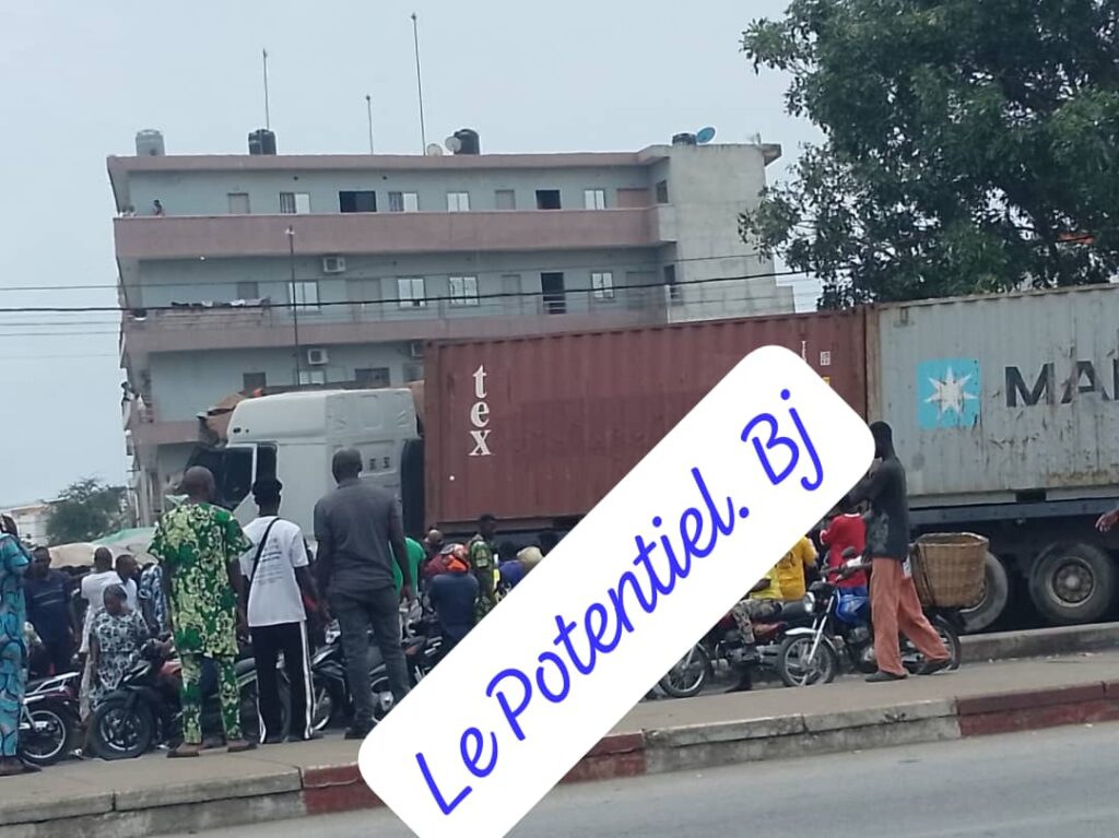 Accident de la circulation à Cotonou : un camion finit sa course dans ...